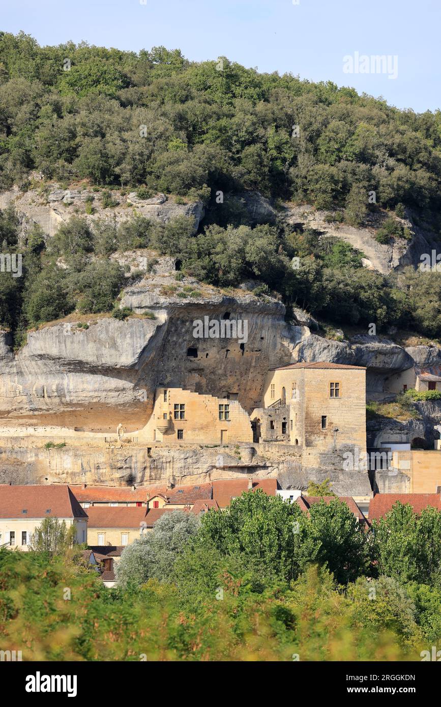 Musée national de Préhistoire dans le village des Eyzies de Tayac ...