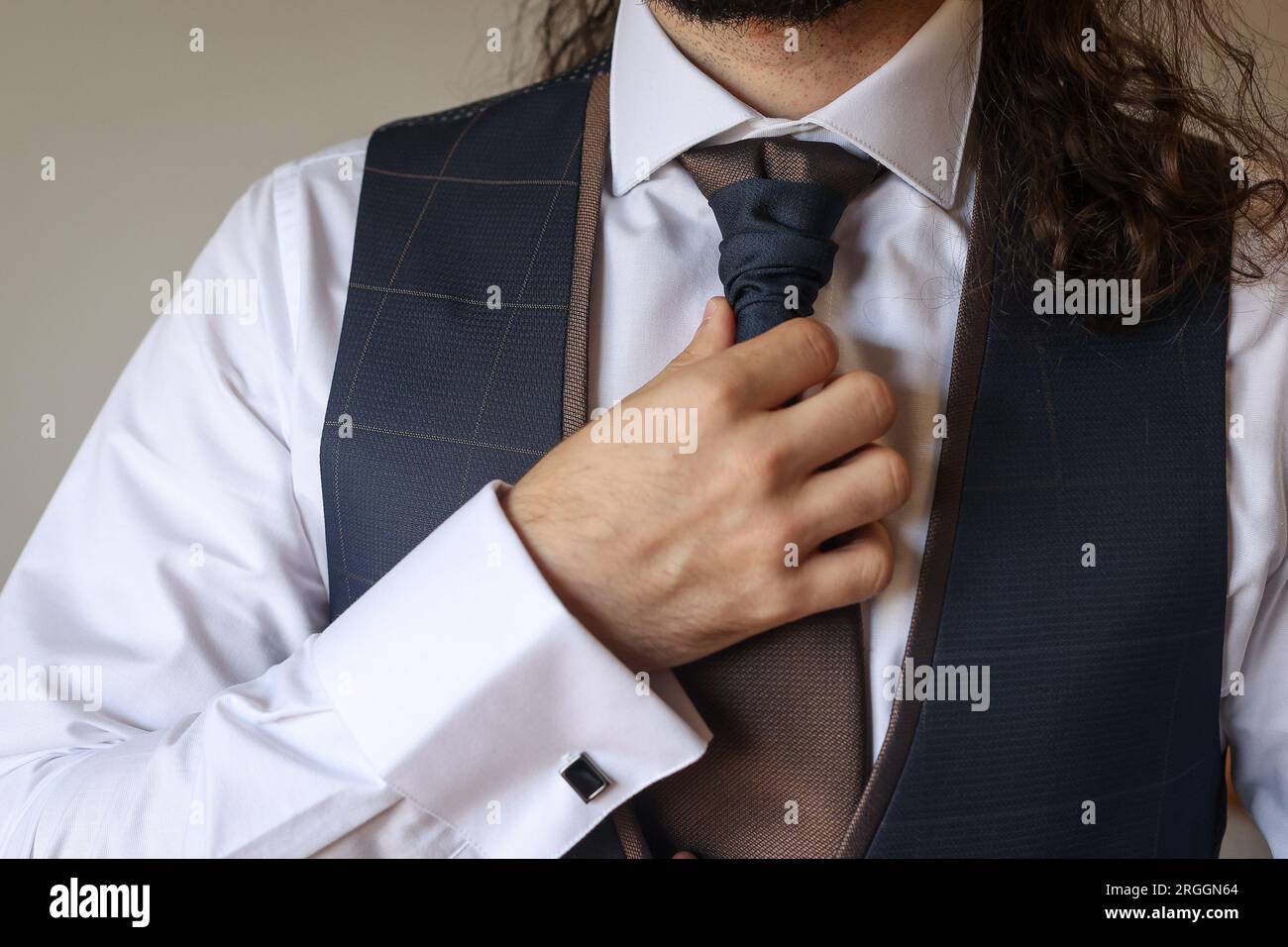 man tightening his tie on his wedding day Stock Photo - Alamy