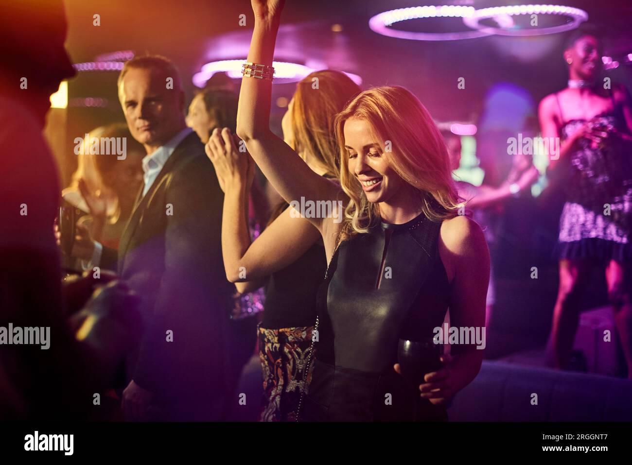 Woman drinking dancing nightclub hi-res stock photography and images ...
