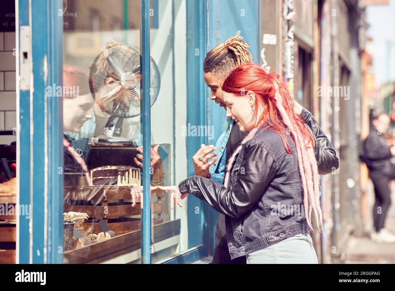 Teenage couple window shopping Stock Photo - Alamy