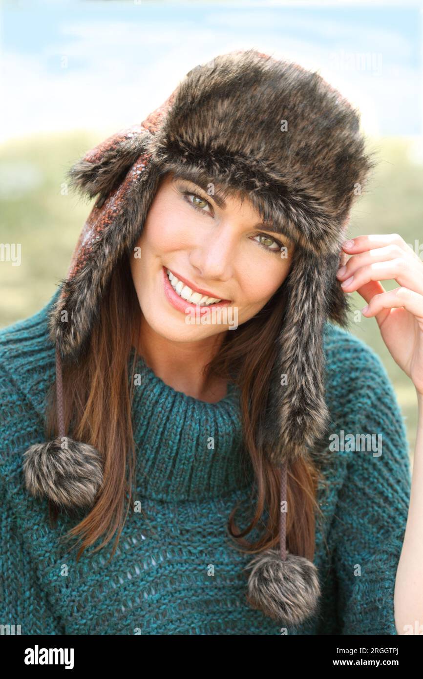 Young woman woolly hat hi-res stock photography and images - Alamy