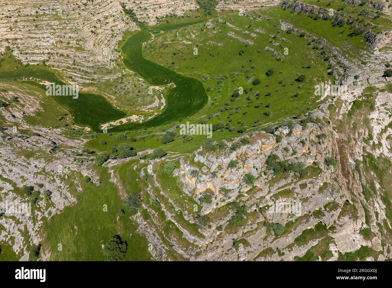 Hisarkaya Village (Kelapozreş), which is connected to the Savur District of Mardin, impresses ...