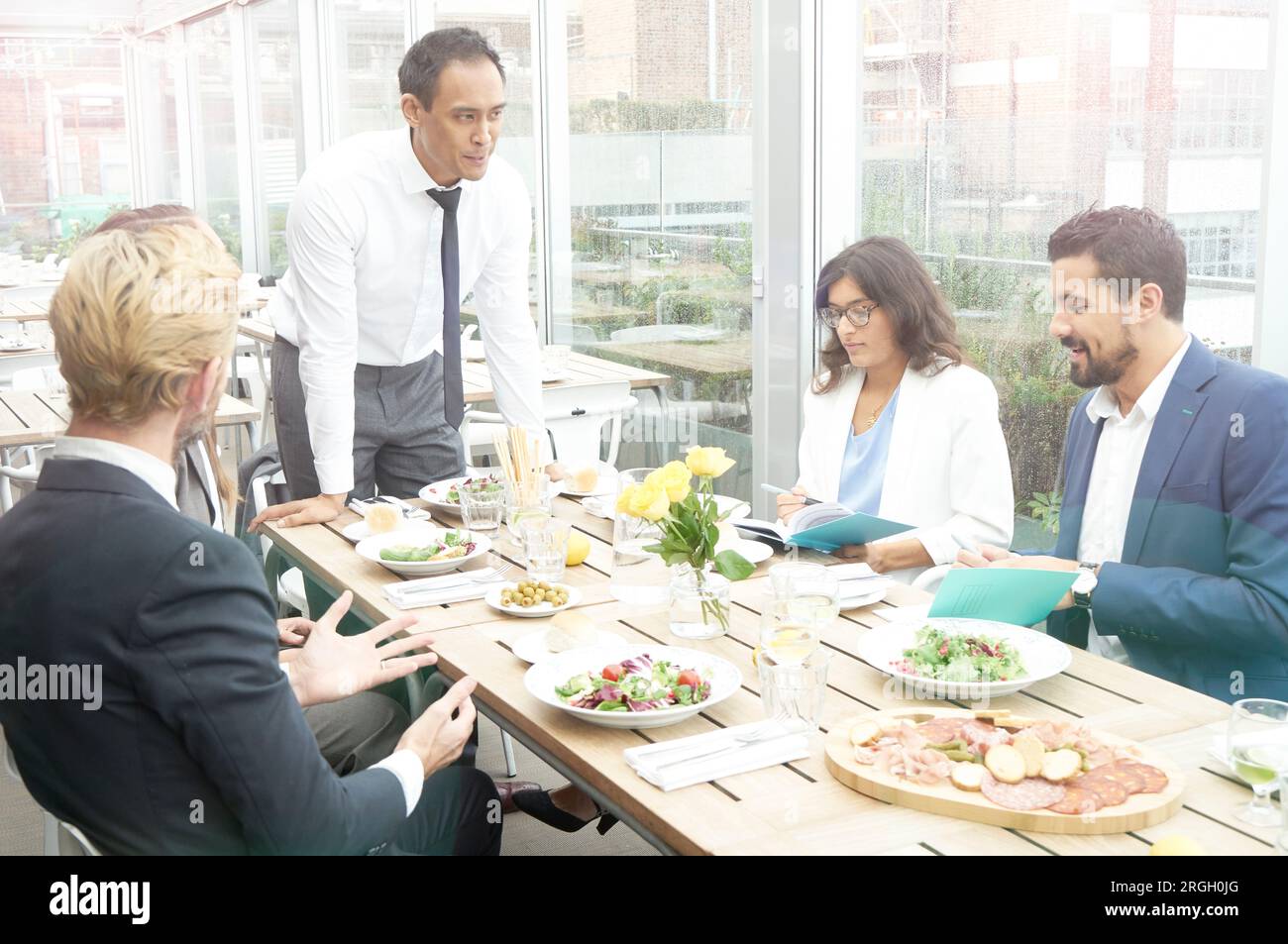 Group around table and window hi-res stock photography and images - Alamy
