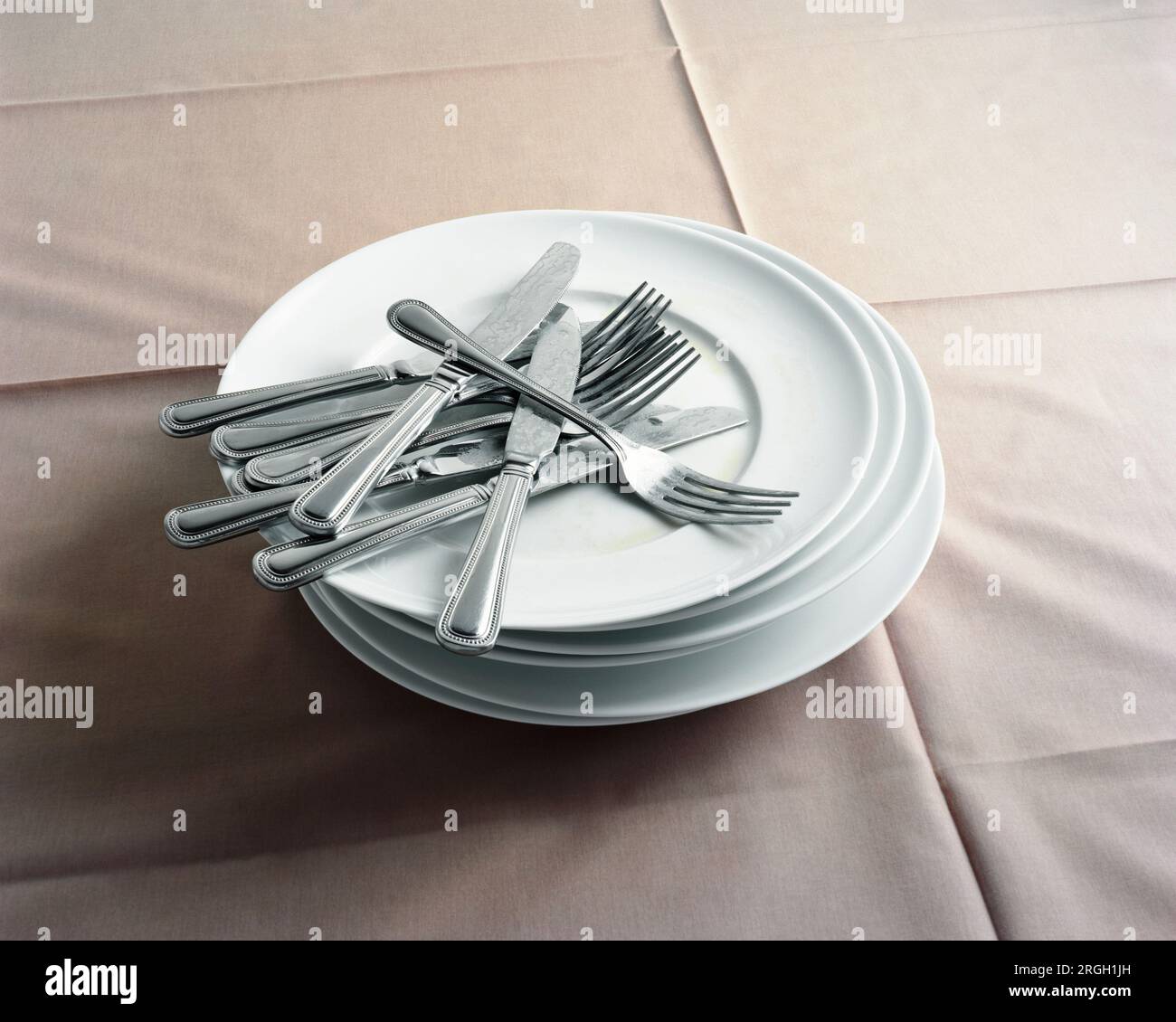 Cutlery on stack plates hi-res stock photography and images - Alamy