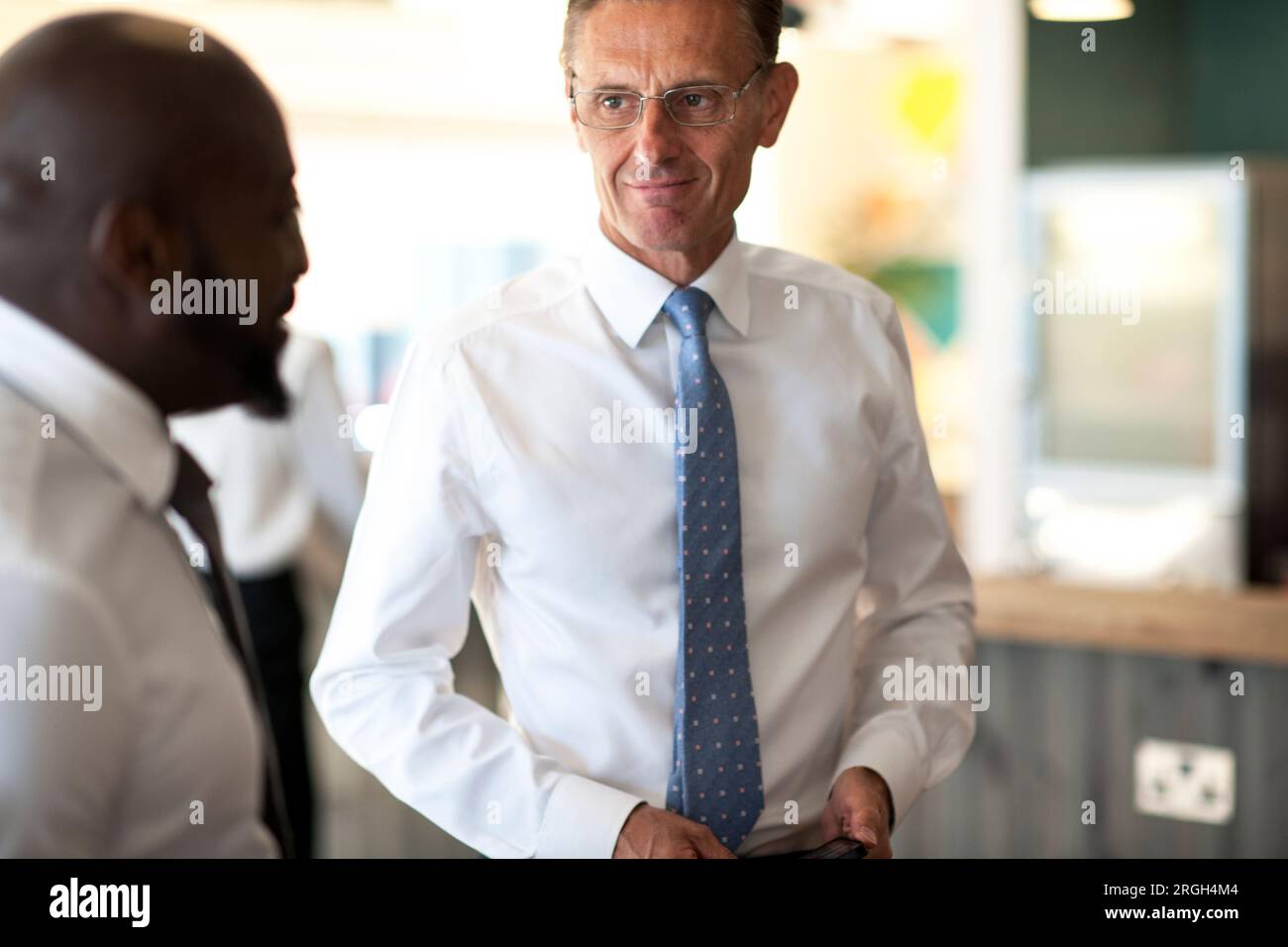 Two men listen talking hi-res stock photography and images - Alamy