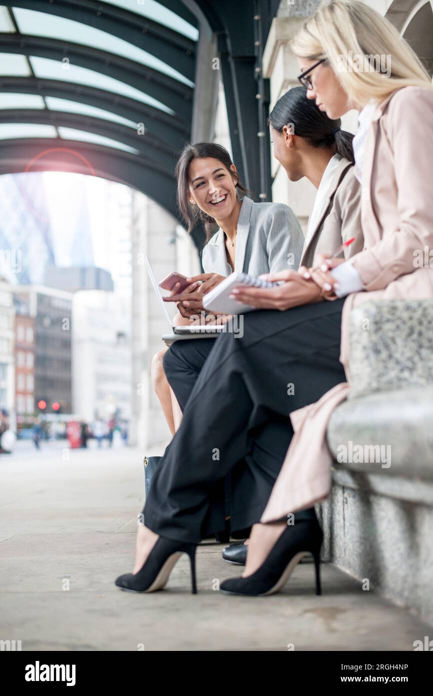 Young workers sitting outdoor hi-res stock photography and images - Alamy