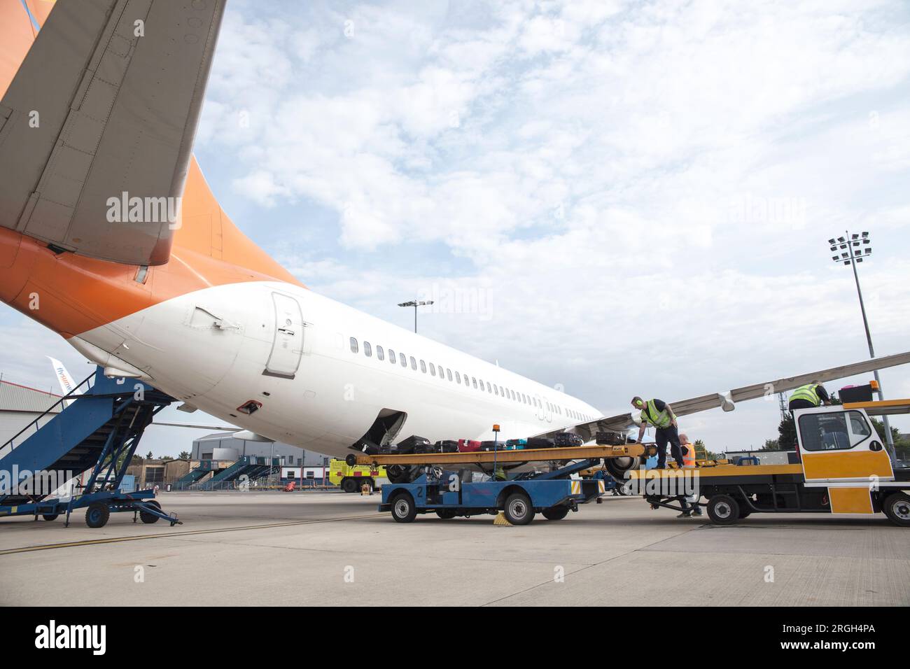 Luggage being loaded onto passenger airplane Stock Photo - Alamy