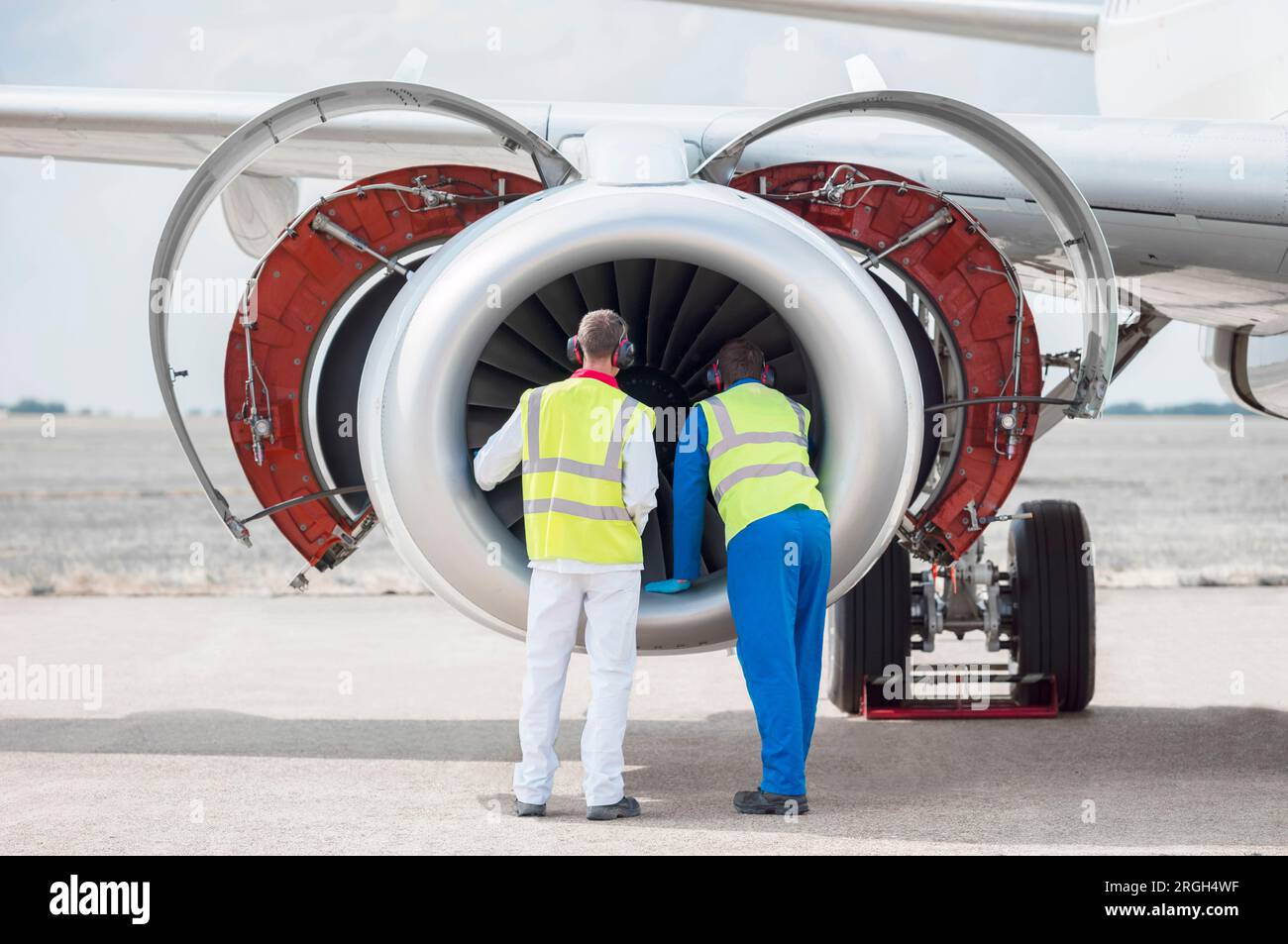 Back view jet engine hi-res stock photography and images - Alamy