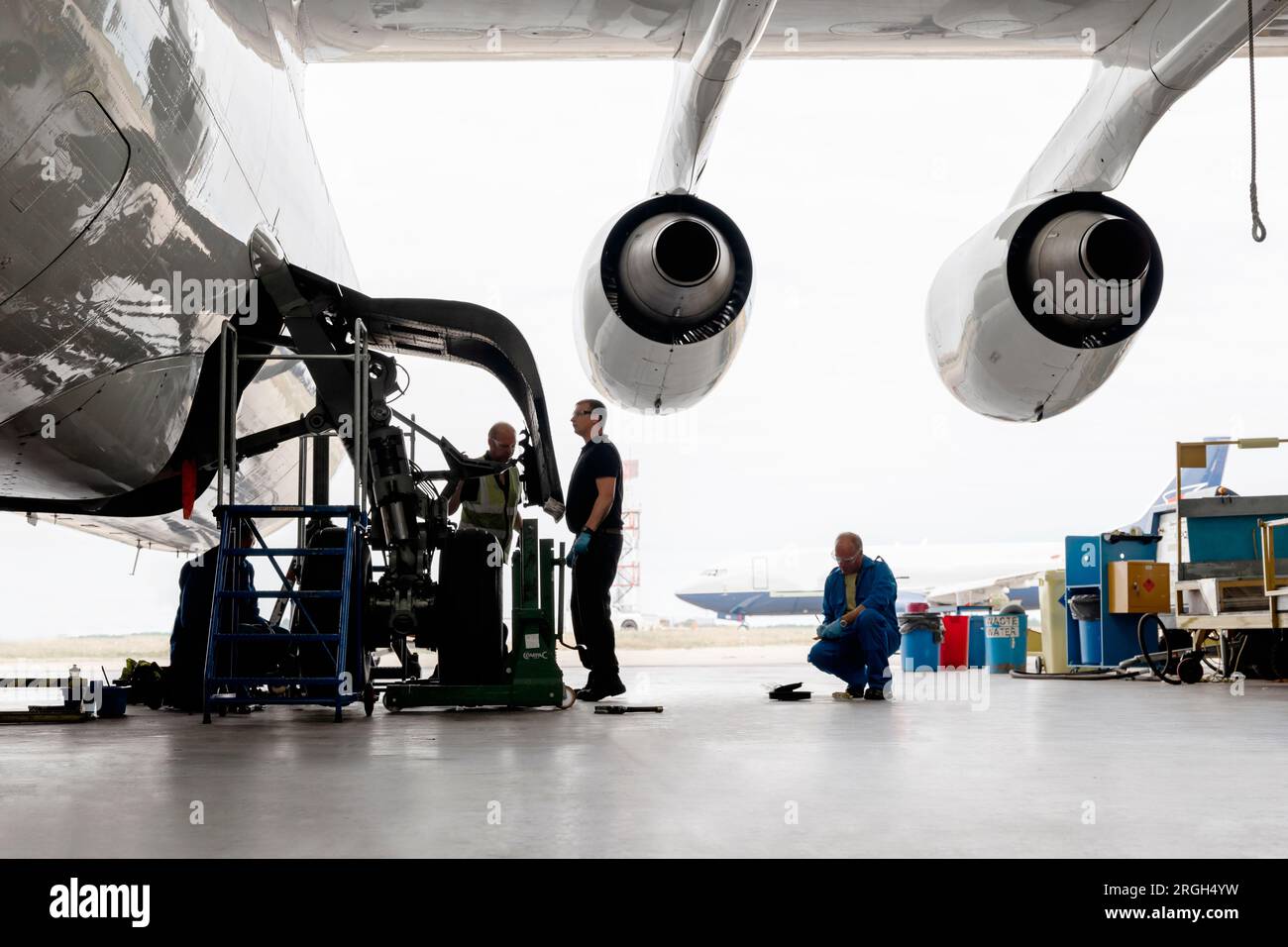 Mechanics working on tires hi-res stock photography and images - Alamy