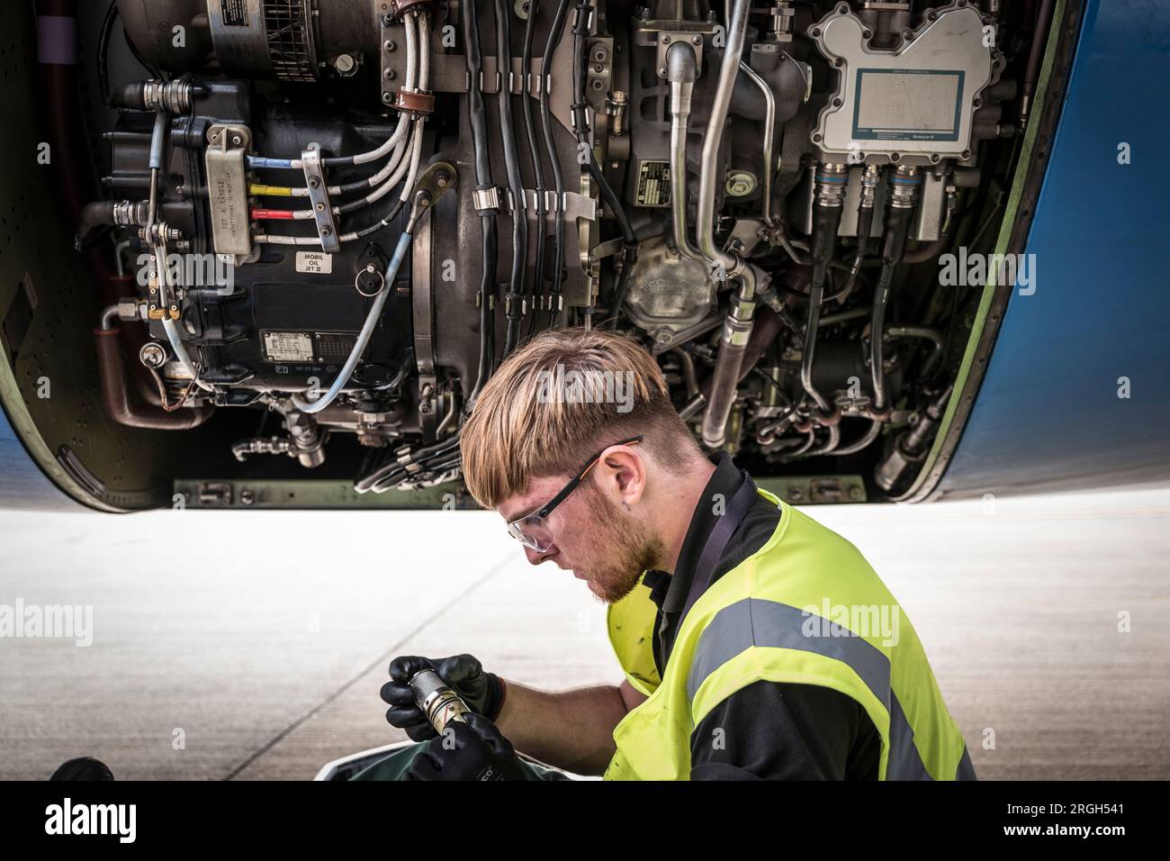 Renovate airplane runway hi-res stock photography and images - Alamy