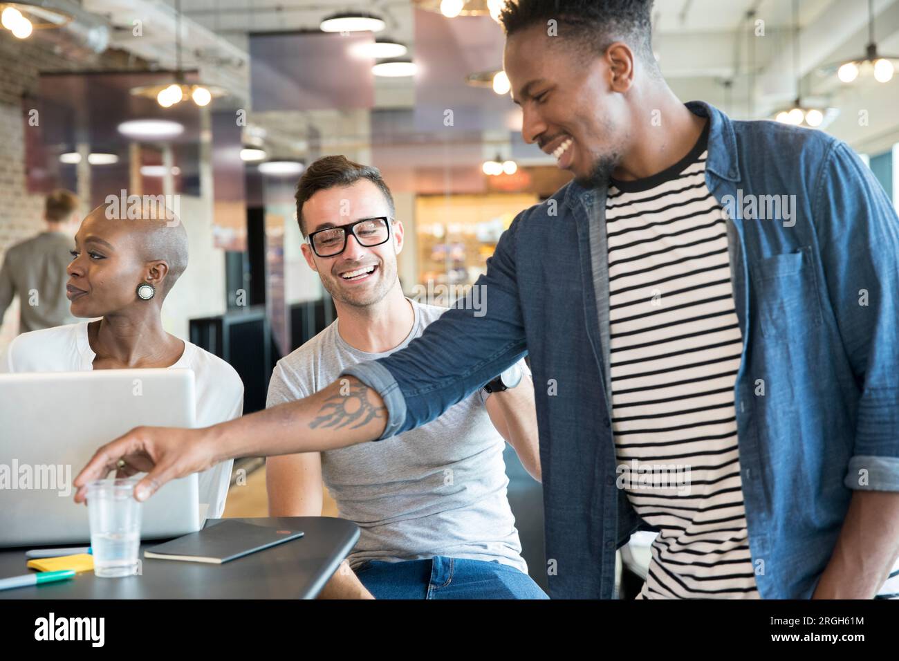 Businesspeople communicating cup colleagues hi-res stock photography ...