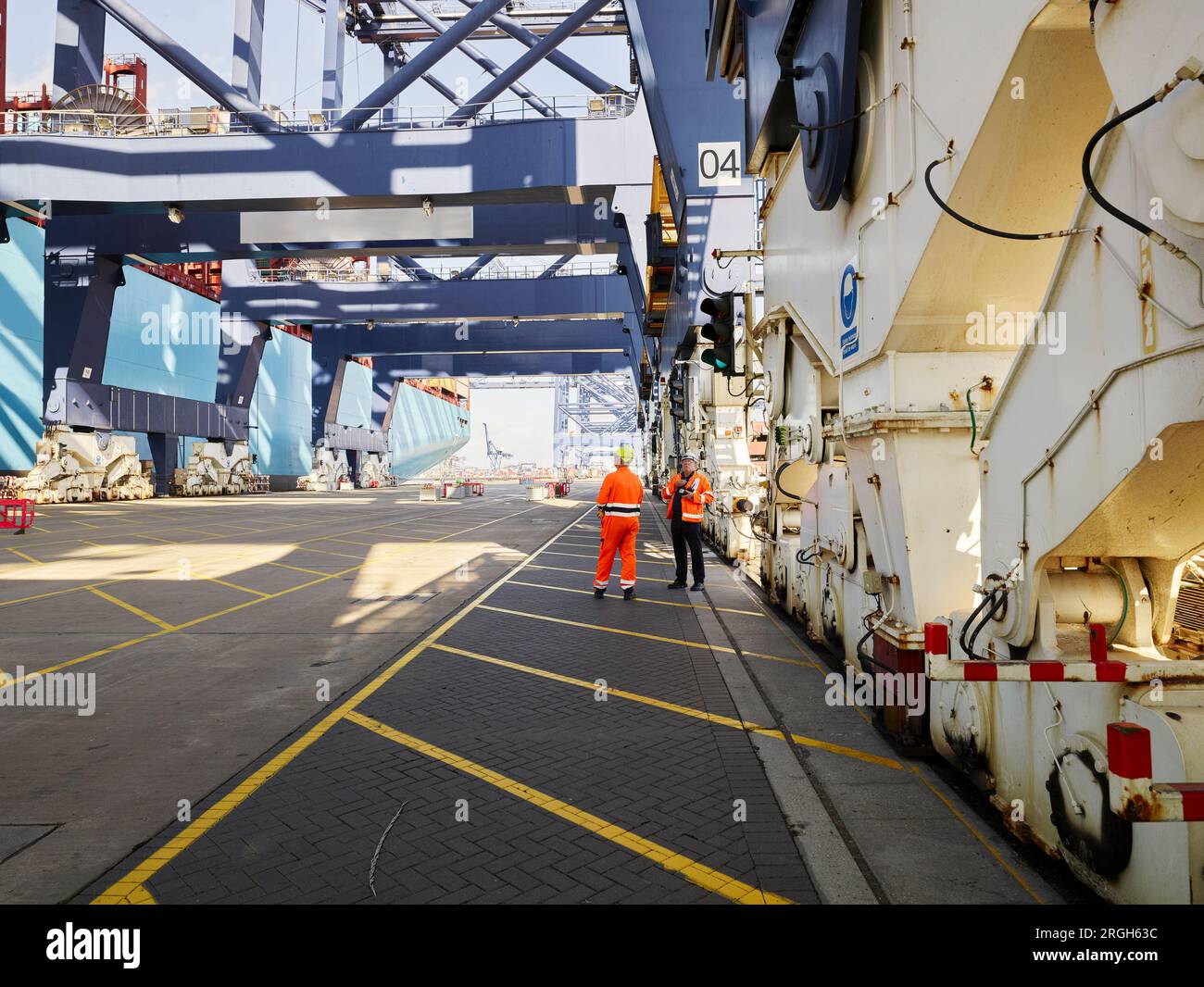 Port loading workers hi-res stock photography and images - Alamy