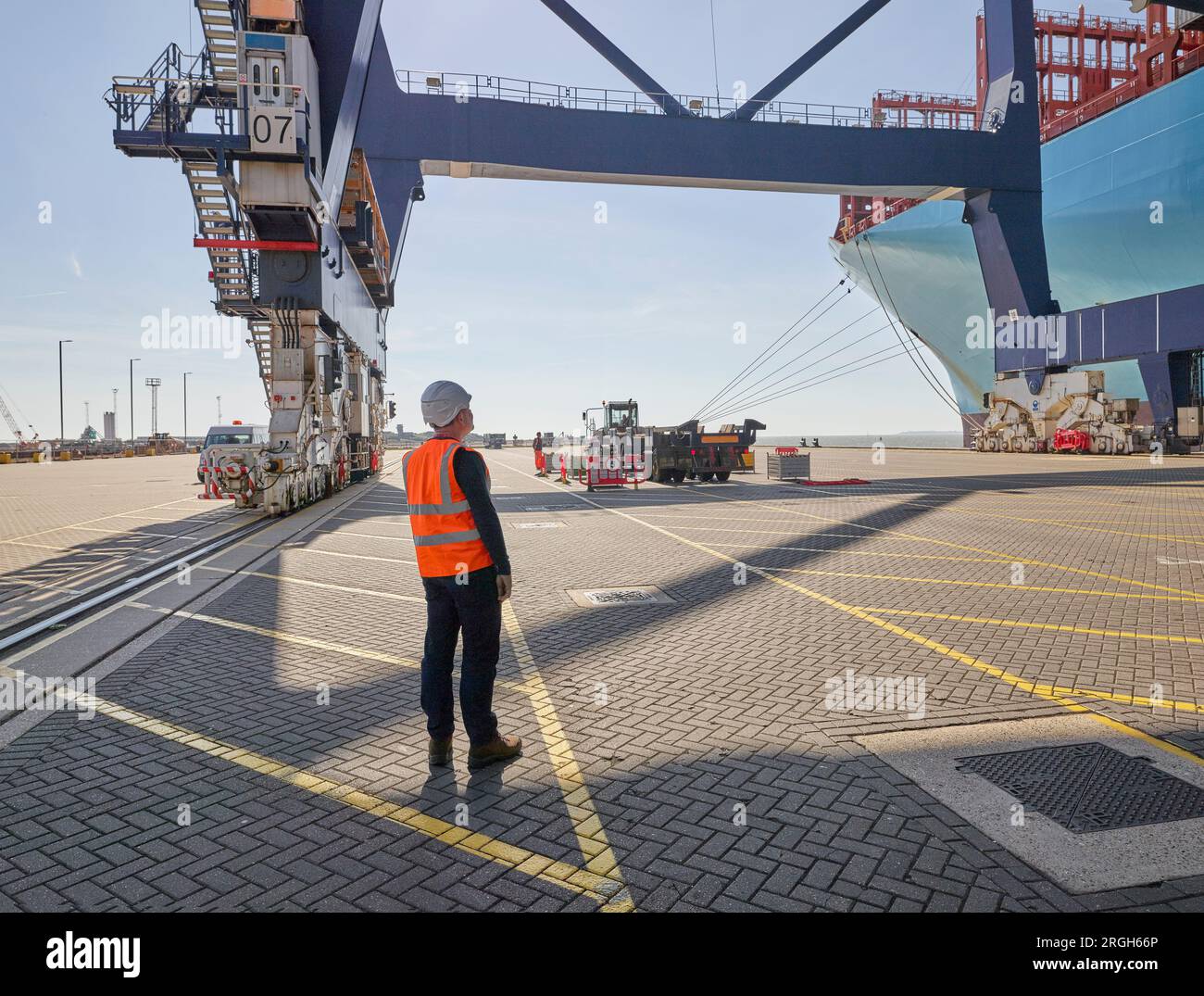 Dock worker at Port of Felixstowe, England Stock Photo - Alamy