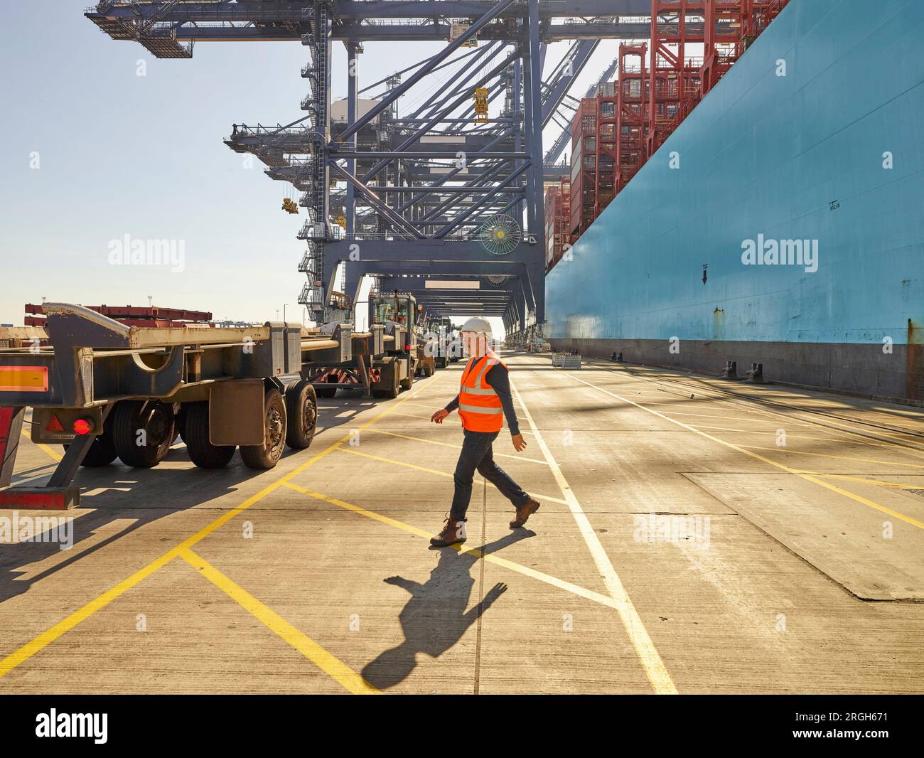 Man in orange reflective vest hi-res stock photography and images - Alamy