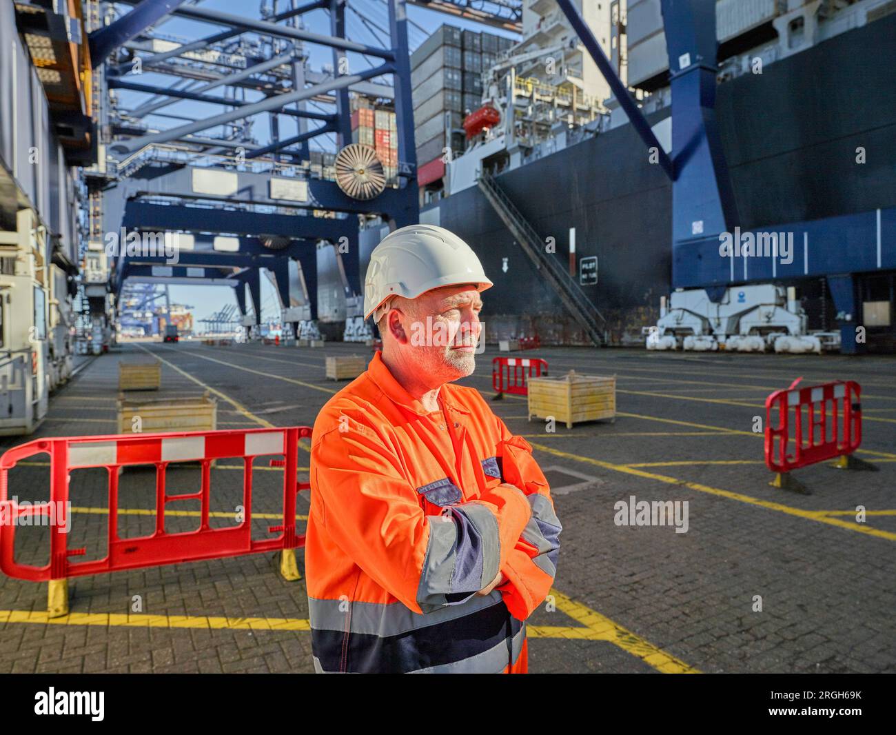 Dock worker at Port of Felixstowe, England Stock Photo - Alamy