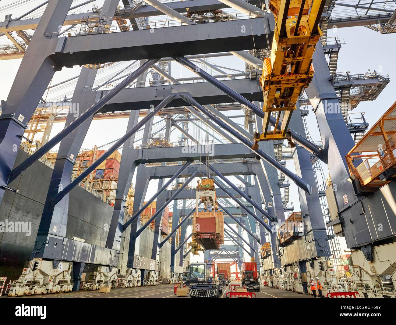 Cargo container articulated lorry transportation industry crane haulage hi-res stock photography ...