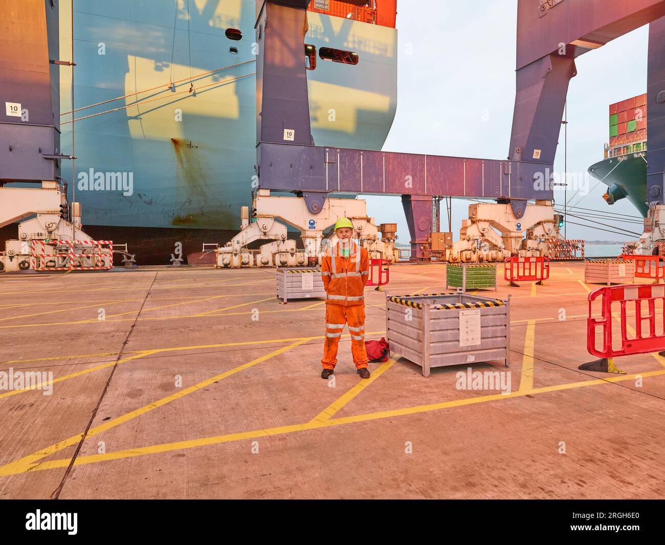 Dock worker at Port of Felixstowe, England Stock Photo - Alamy