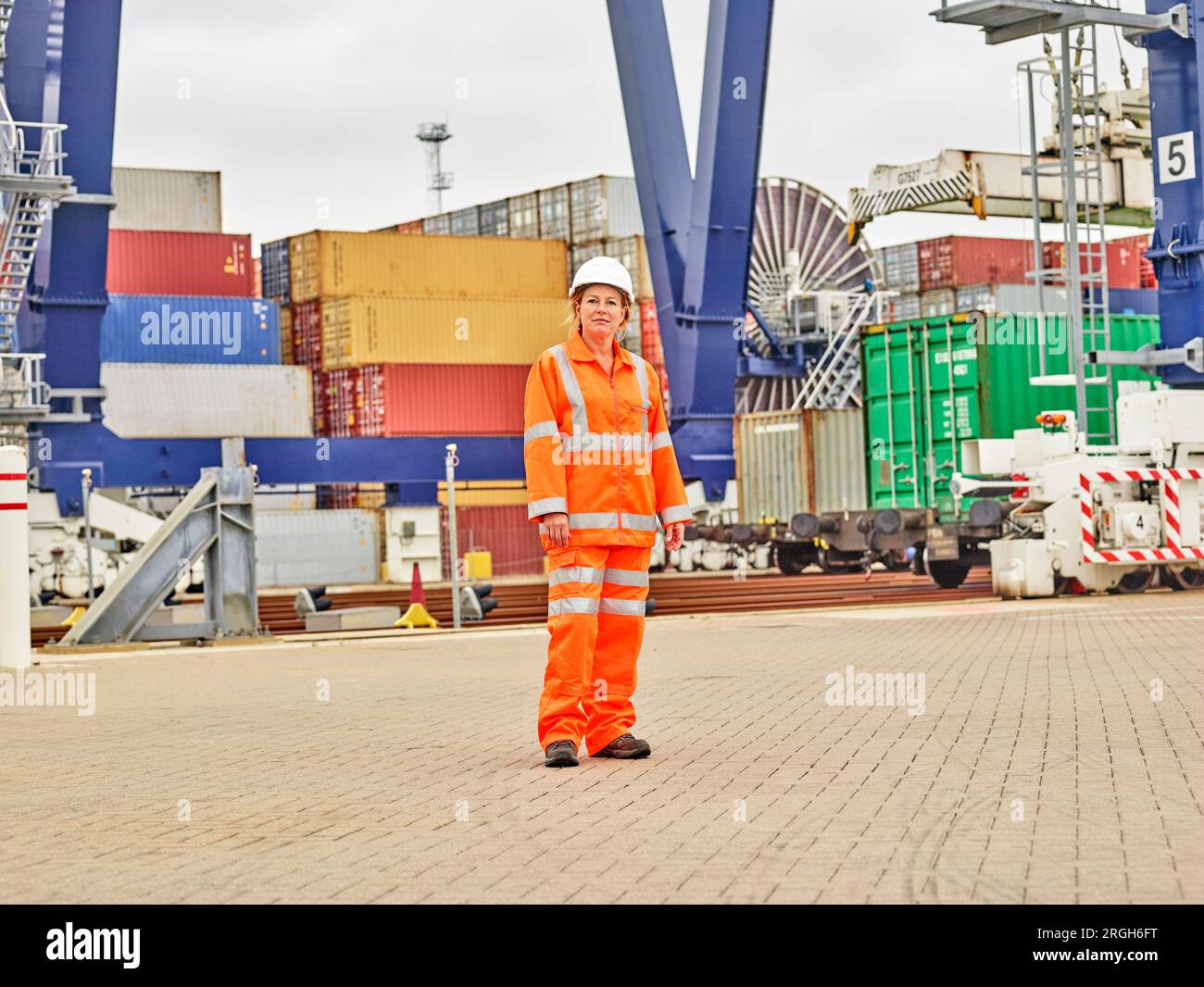Dock worker at Port of Felixstowe, England Stock Photo - Alamy