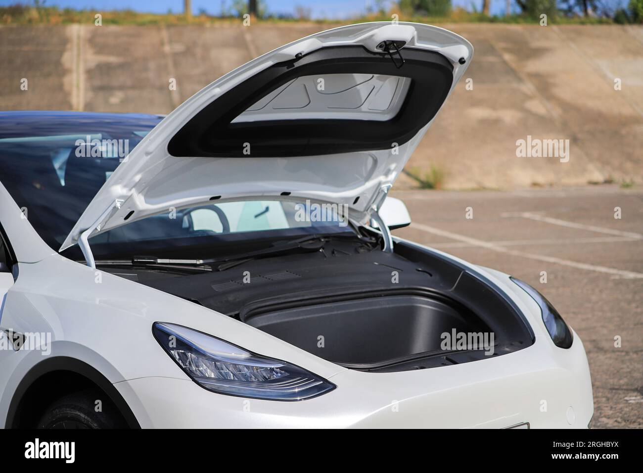 Tesla model y trunk hi-res stock photography and images - Alamy