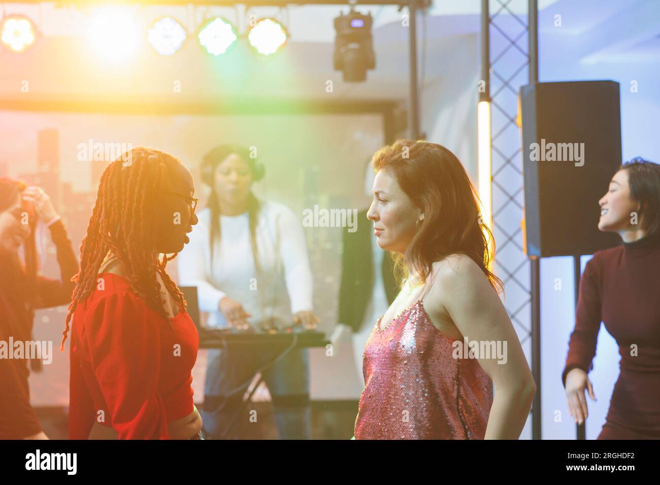 Crowded dance floor hi-res stock photography and images - Alamy