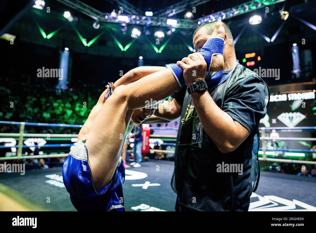 Bangkok, Thailand. 09th Aug, 2023. A Thai Muay Thai boxer stretches his ...