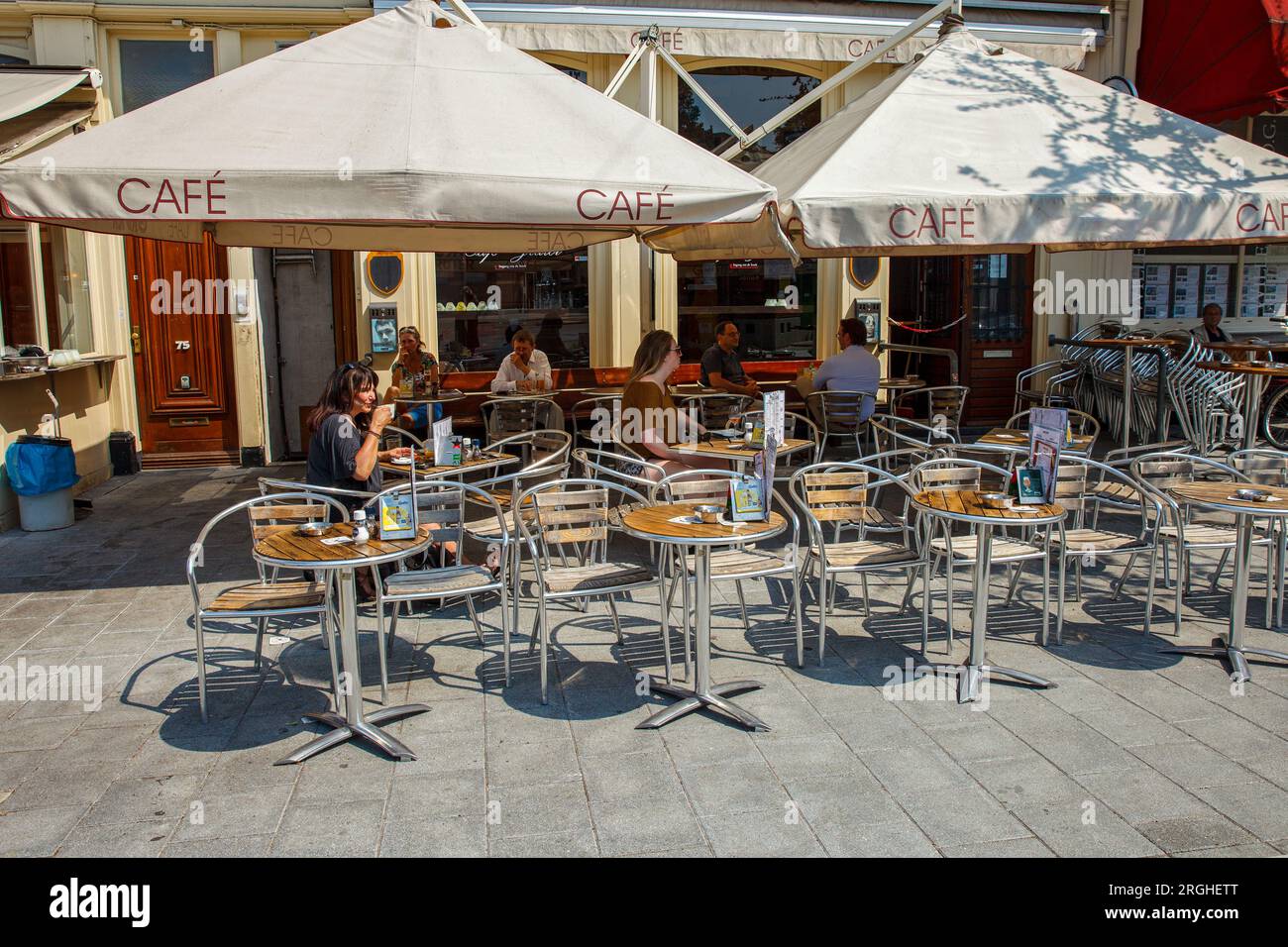 Cafe umbrellas hi-res stock photography and images - Alamy