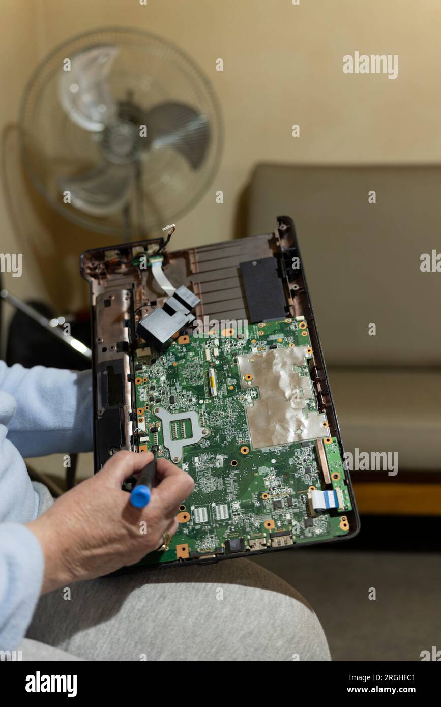 Computer repair room hi-res stock photography and images - Alamy