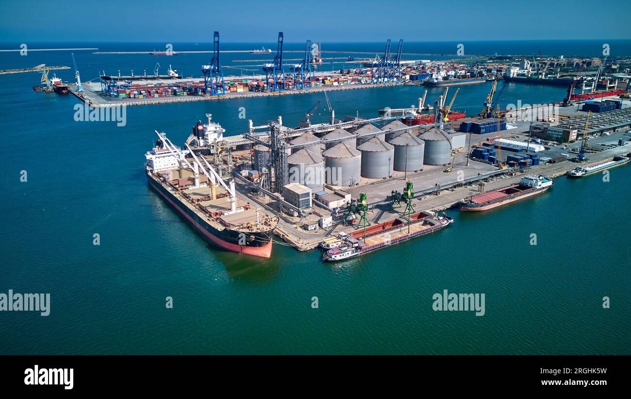 Grain carrier ships hi-res stock photography and images - Alamy