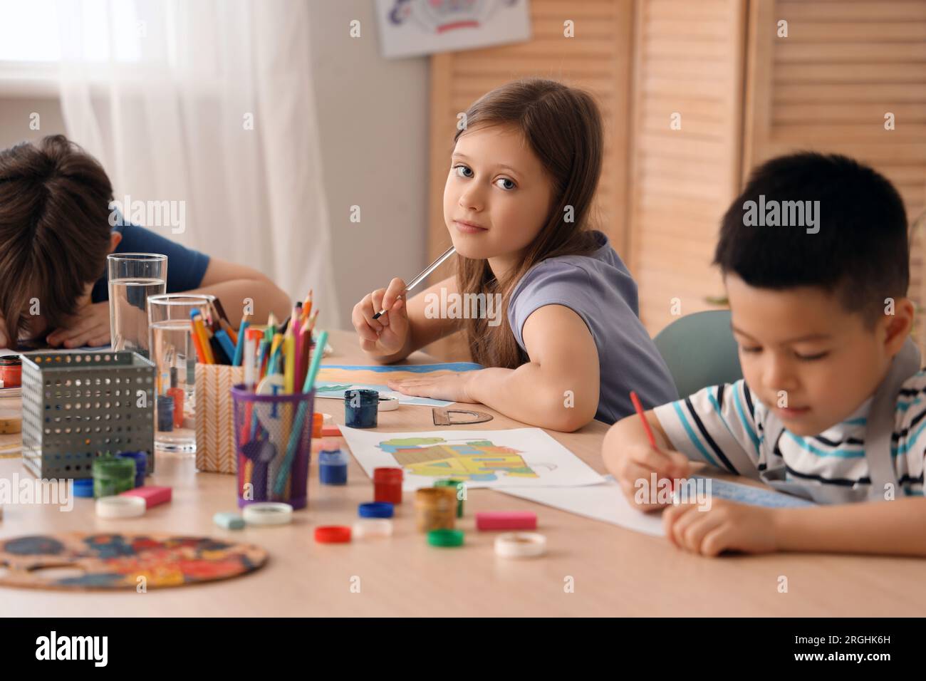 Little girl drawing in art class Stock Photo - Alamy