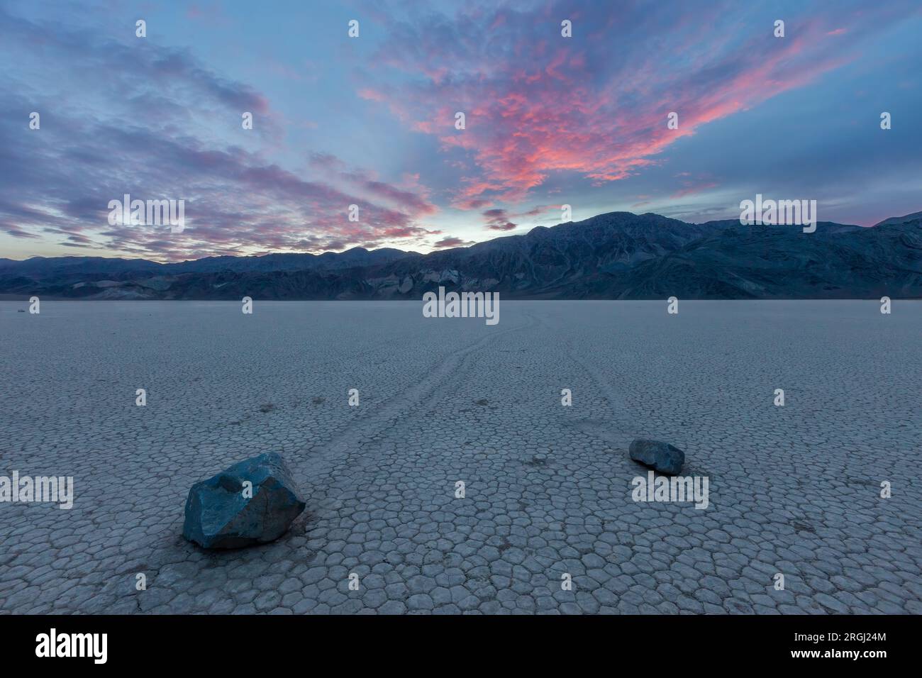 Moving rocks at sunrise, The Racetrack, Death Valley, California Stock ...