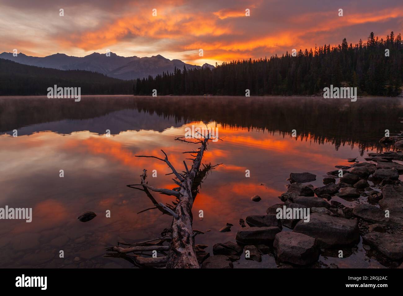 Sunrise reflection at Pyramid Lake, Jasper National Park, Canada Stock ...