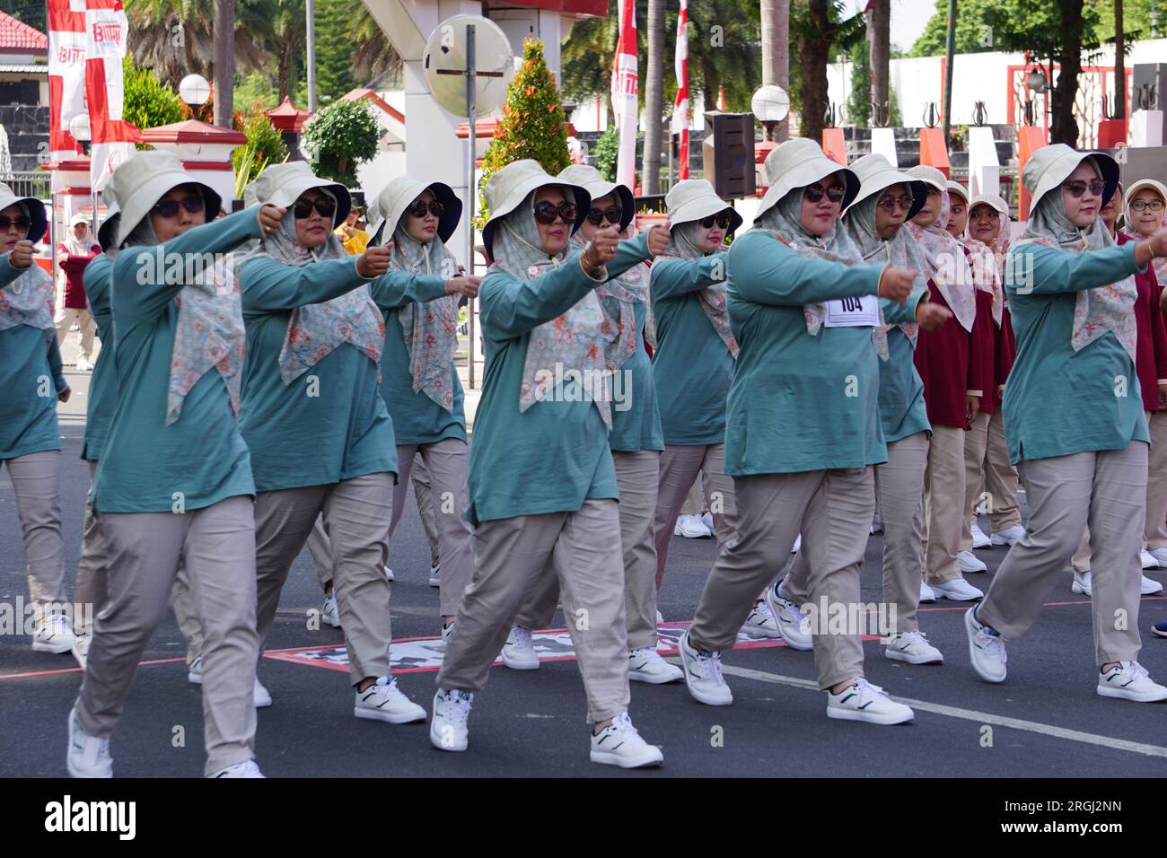 Marching army soldier crowded walking military hi-res stock photography ...