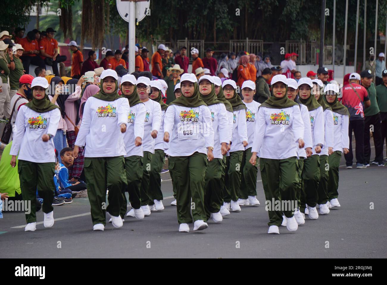 Marching army soldier crowded walking military hi-res stock photography ...