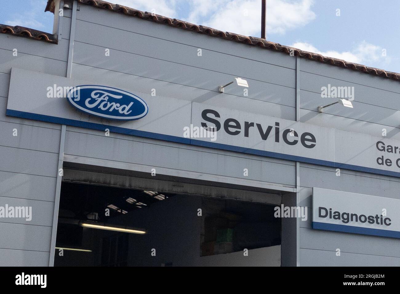 Ford dealership europe hi-res stock photography and images - Alamy