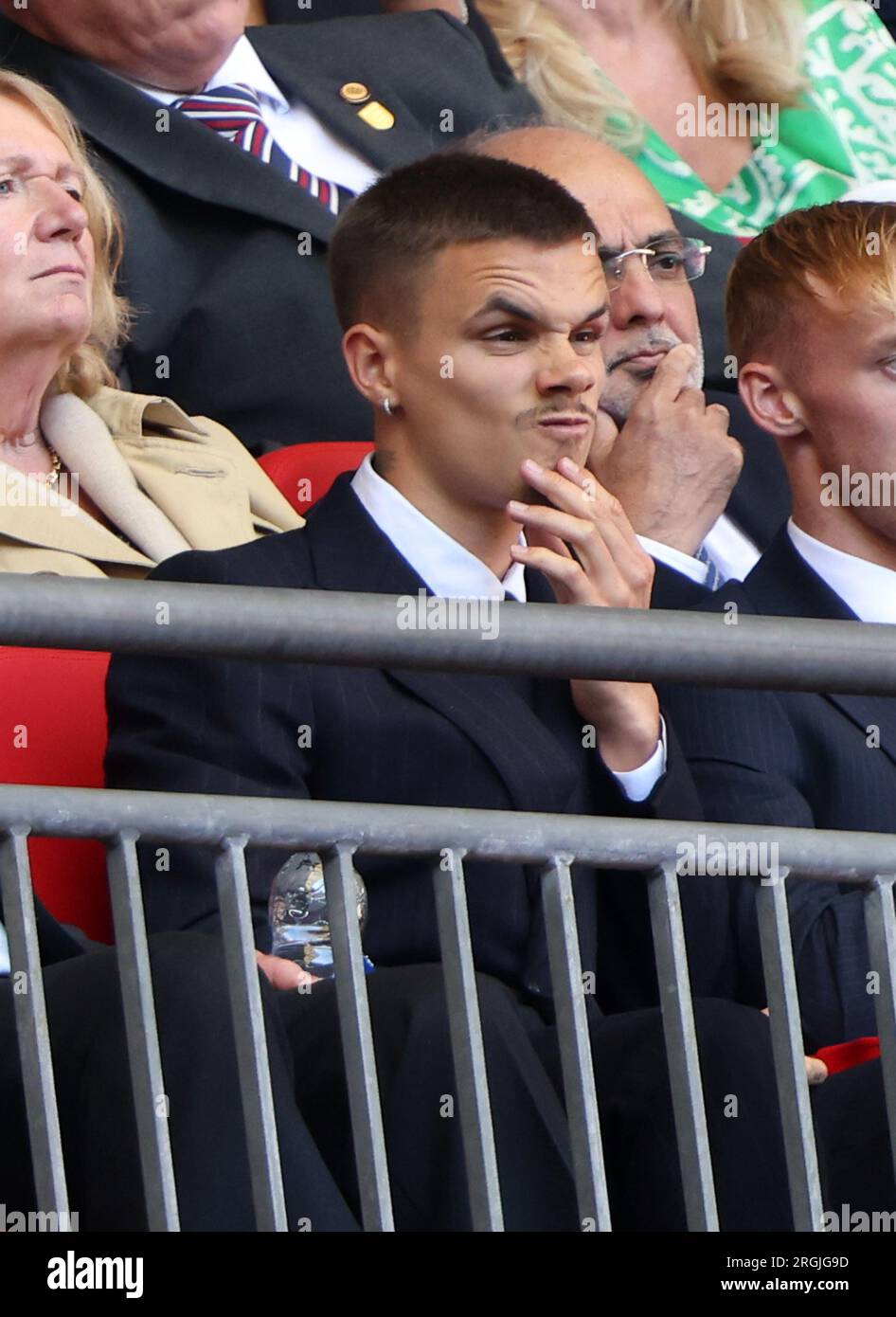 Victoria beckham son romeo beckham hi-res stock photography and images ...