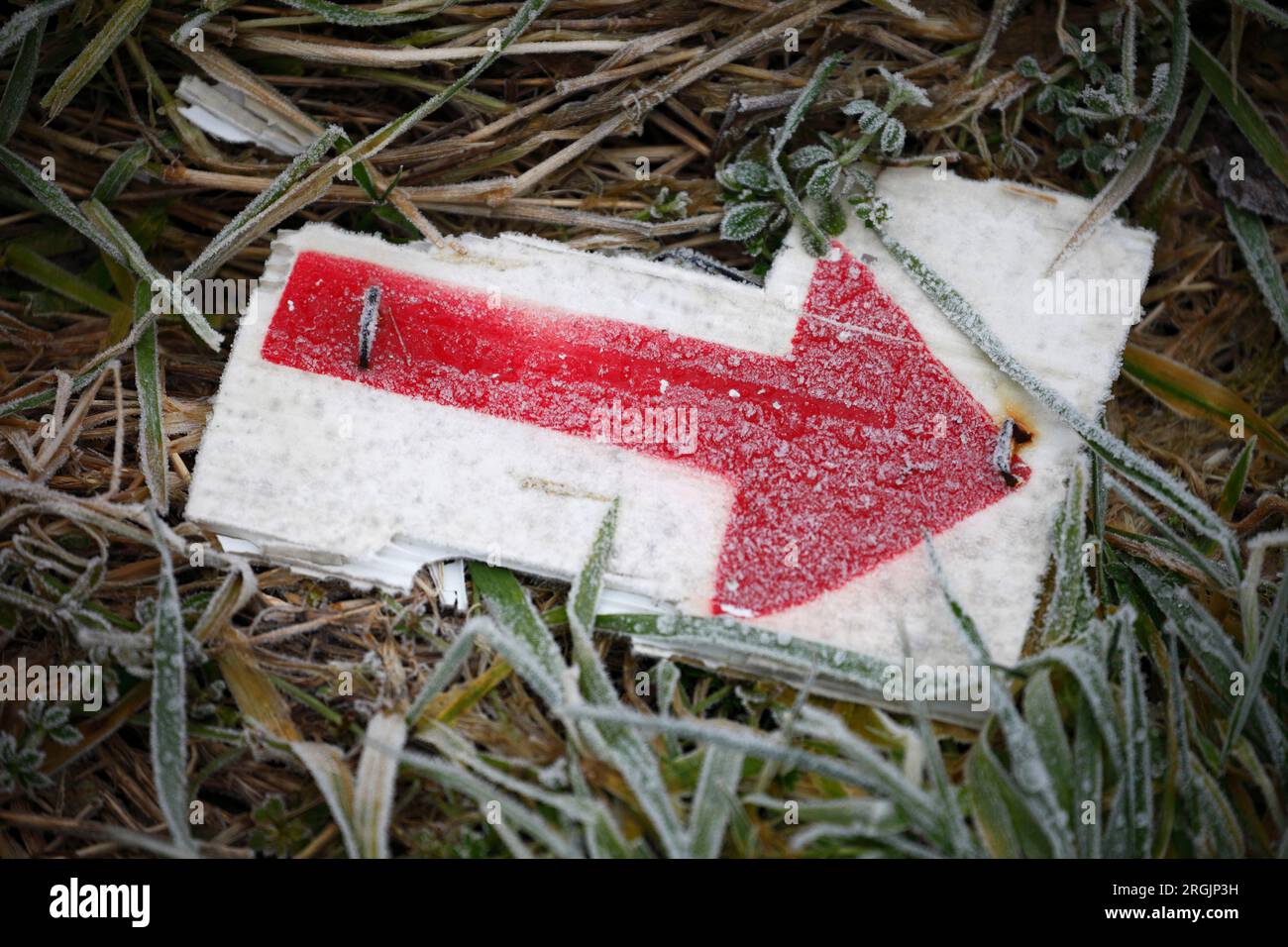 Direction arrow sign on the frosty ground Stock Photo - Alamy