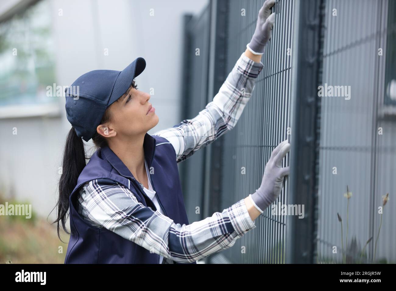 Installing fence garden hi-res stock photography and images - Alamy