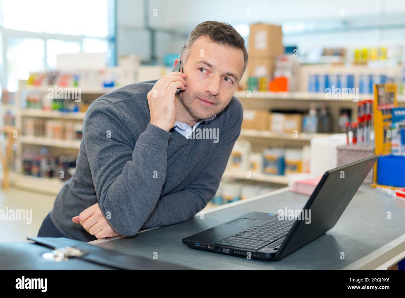 sales assistant working in a store Stock Photo - Alamy