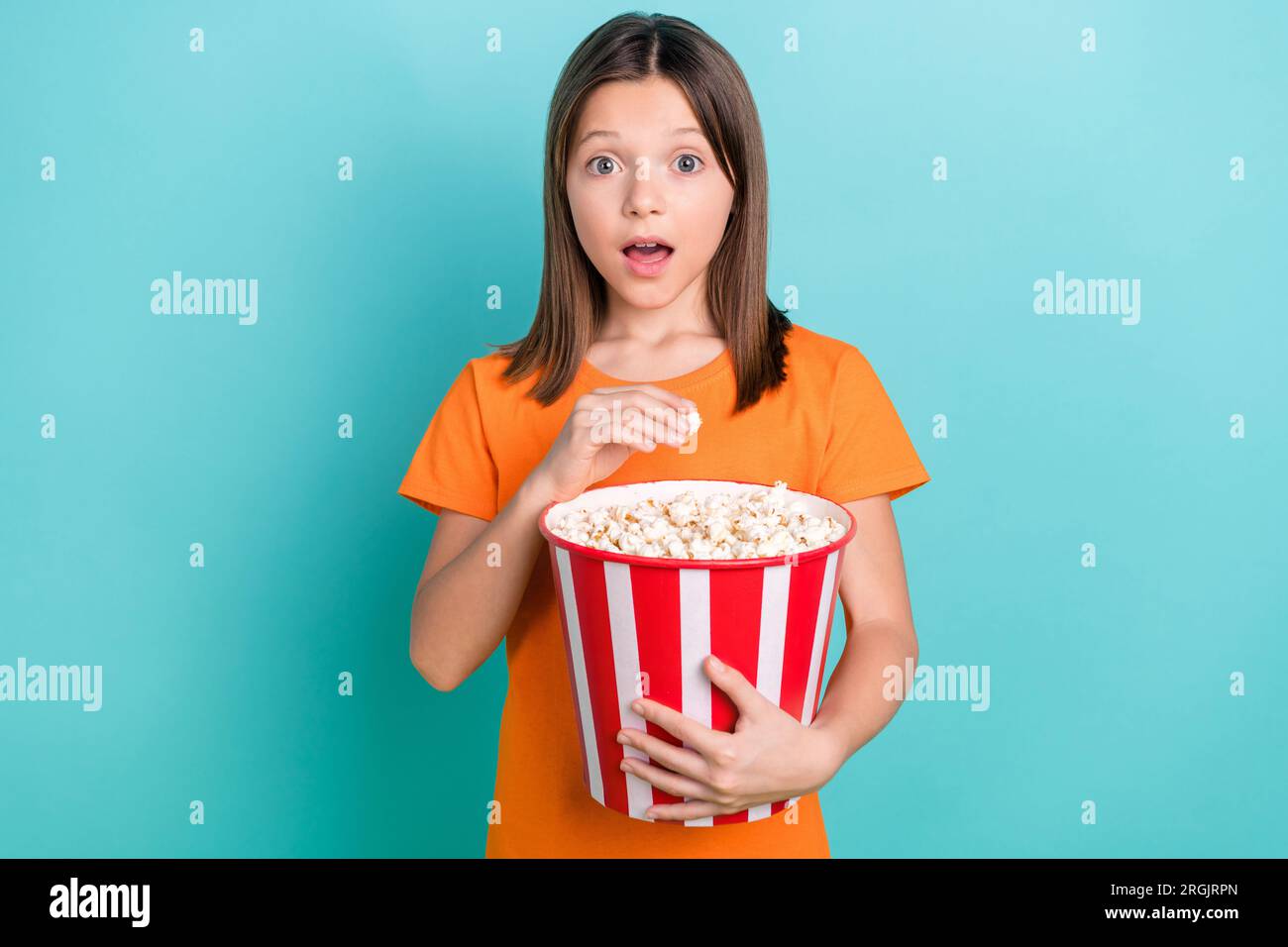 Photo of impressed speechless little girl wear orange stylish t-shirt ...