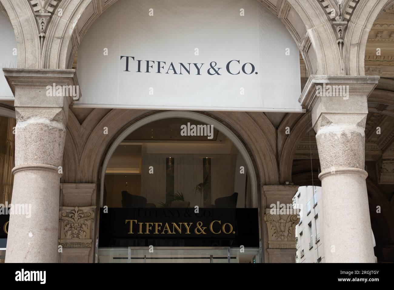 Milan , Italy - 08 07 2023 : Tiffany & Co brand chain text and logo ...