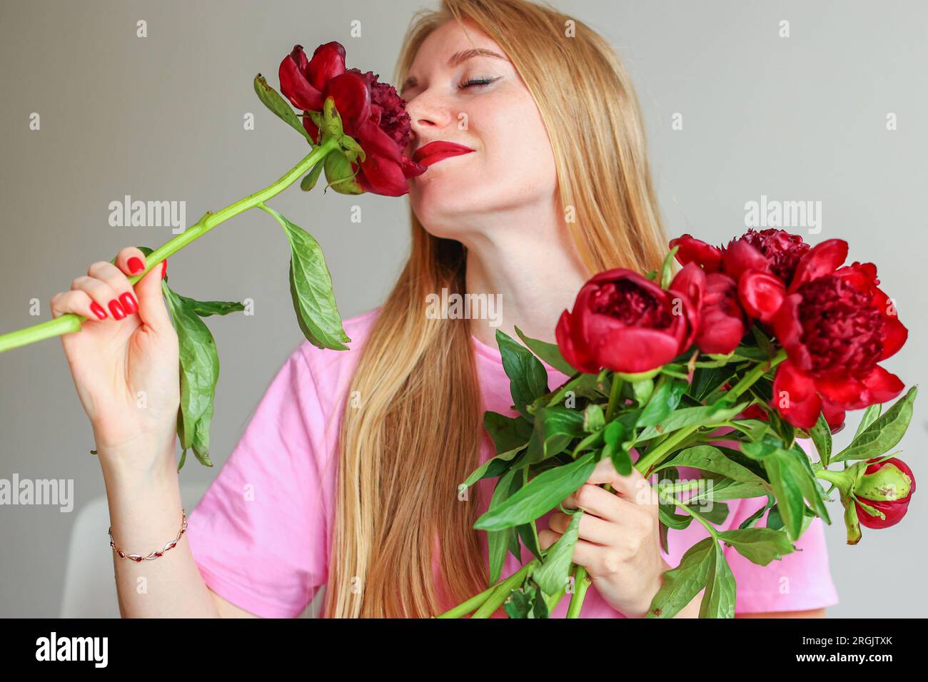 Beautiful woman sniff aroma flowers hi-res stock photography and images ...