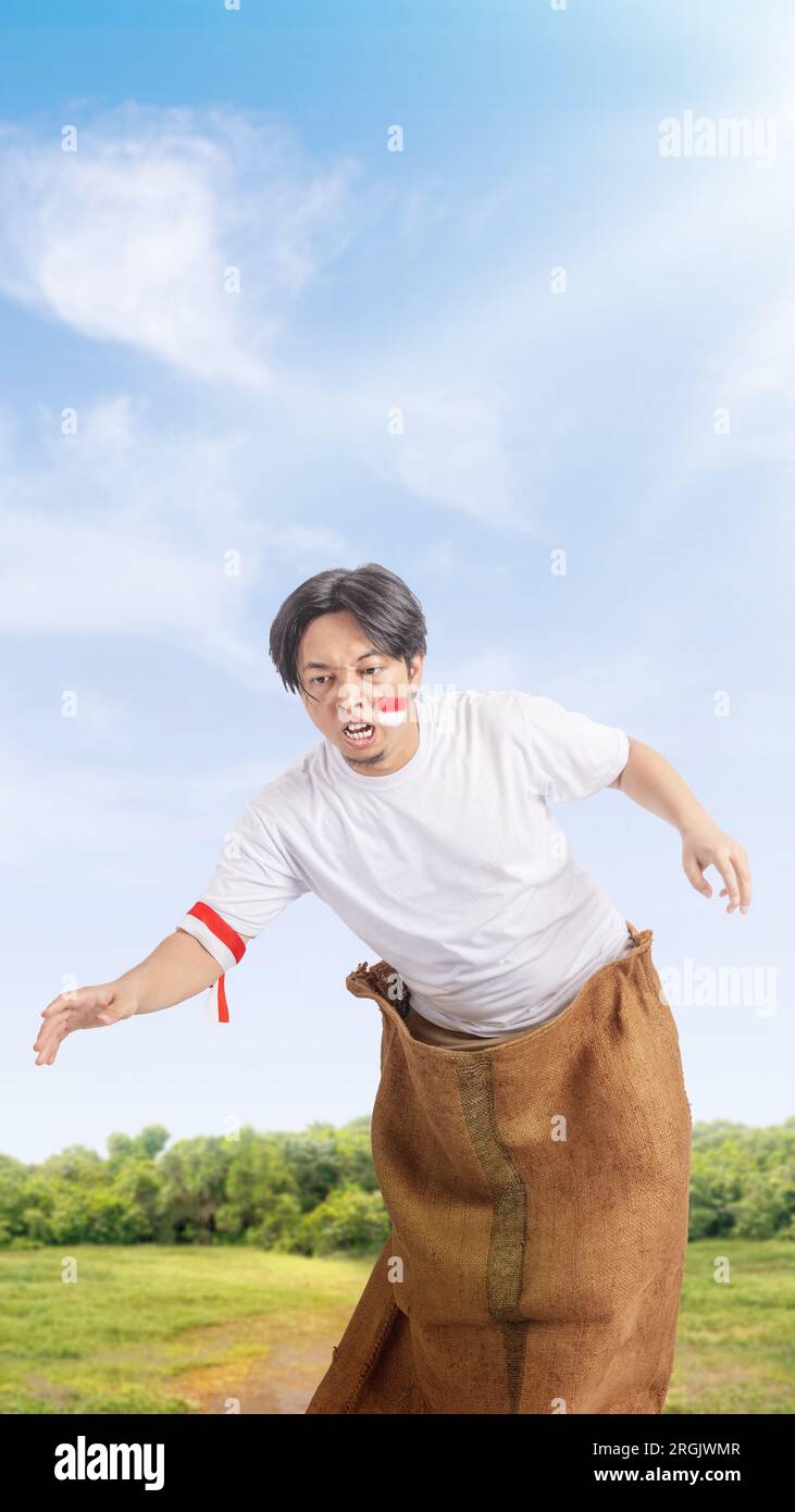 Indonesian men celebrate Indonesian independence day on 17 August with ...