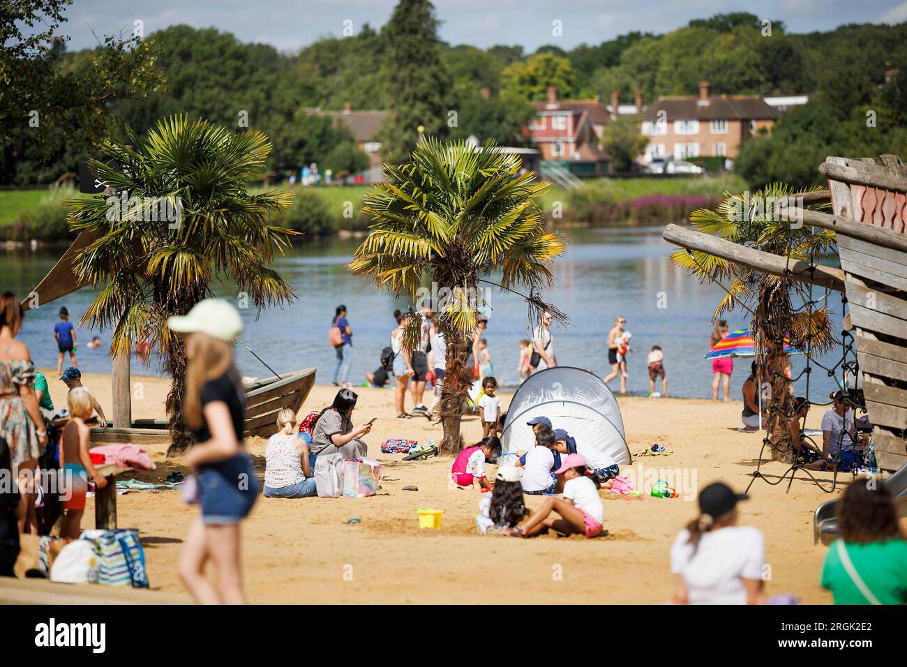 London, UK. 10th Aug, 2023. Members of the public relax in the warm ...