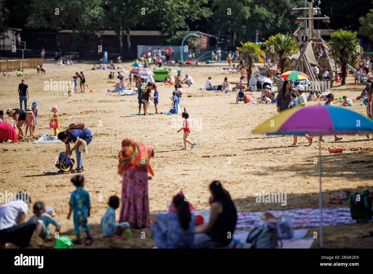 Ruislip lido beach hi-res stock photography and images - Alamy