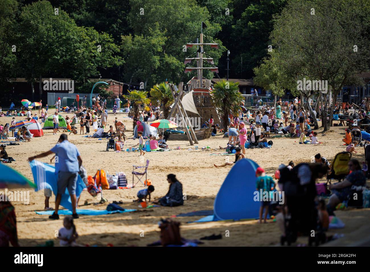 Ruislip lido beach hi-res stock photography and images - Alamy