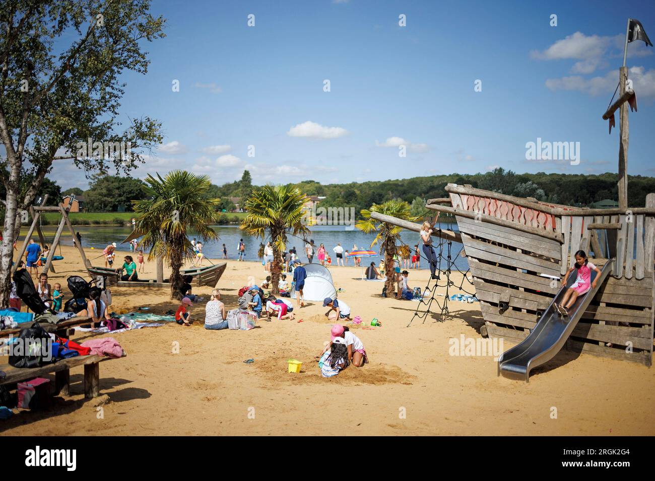London, UK. 10th Aug, 2023. Members of the public relax in the warm ...