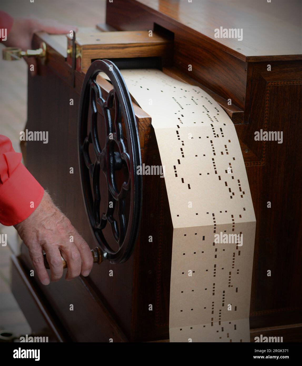 Old barrel organ grinder hi-res stock photography and images - Alamy