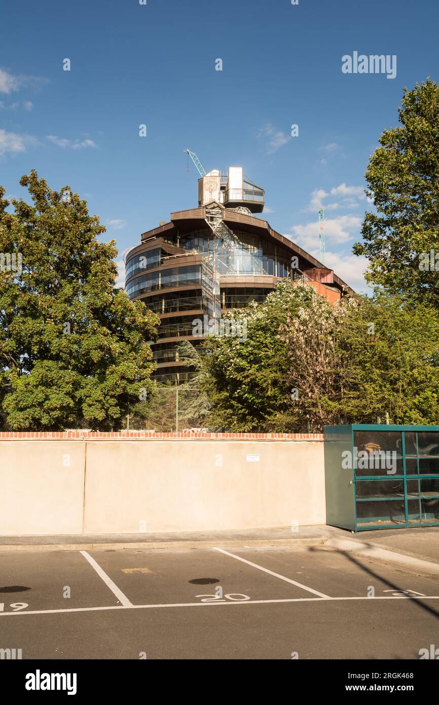 The exterior of Ralph Erskine's The Ark, Talgarth Road, Hammersmith ...
