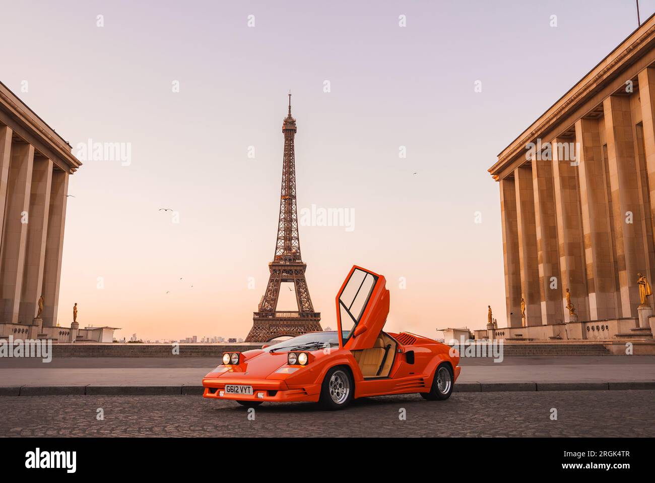 Sunset Lamborghini Countach at the Eiffel Tower Stock Photo - Alamy
