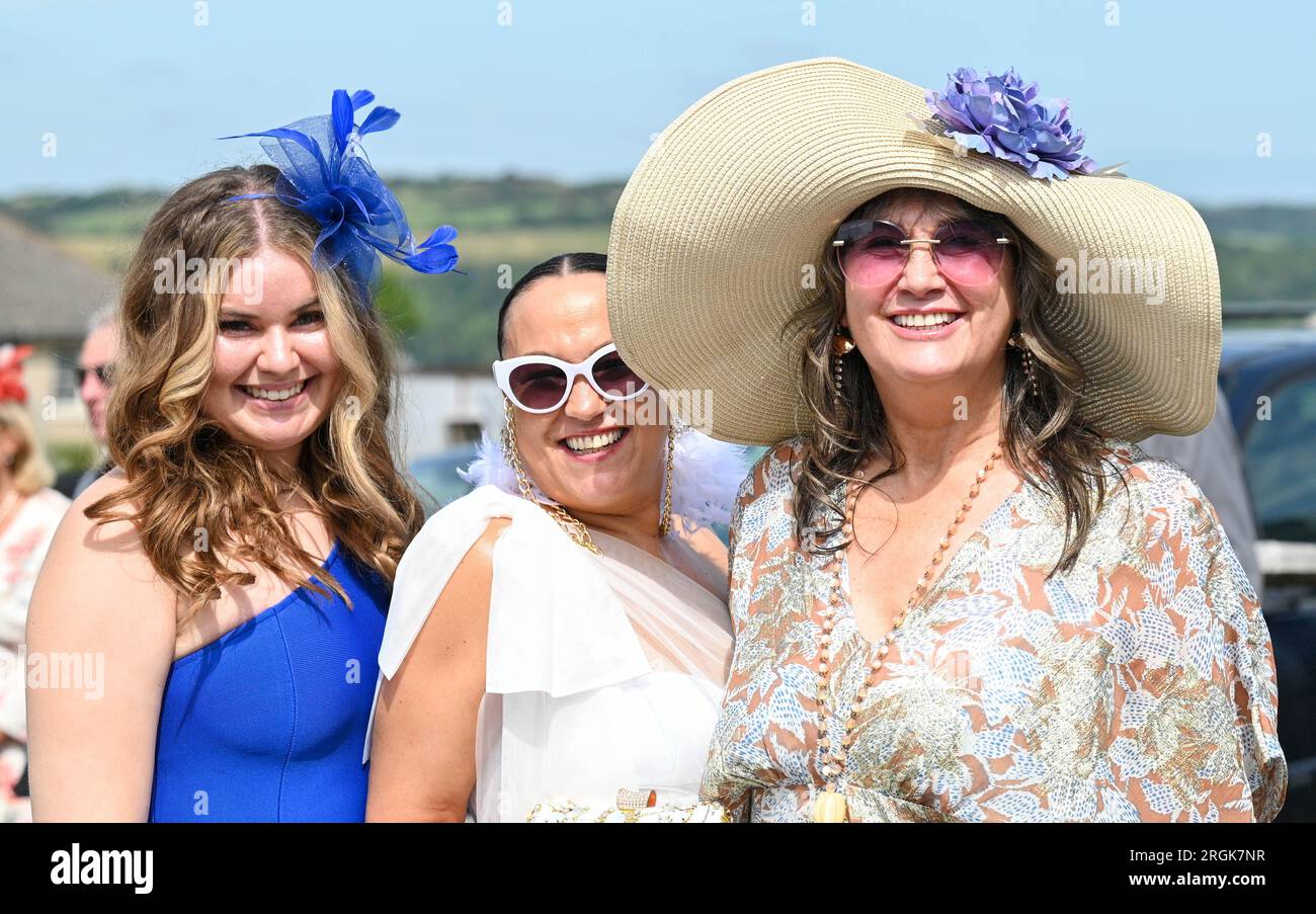 Ladies racing hi-res stock photography and images - Alamy